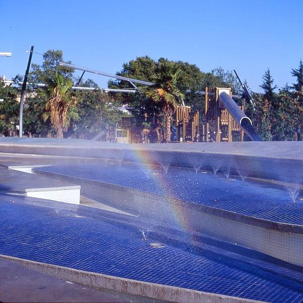 Parque_dels_colors.ducha2_-1 - WikiArquitectura